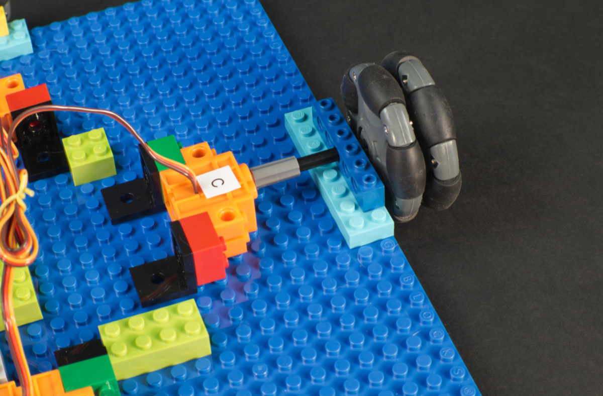 Omni Wheel Robot (LEGO Build) – RasterWeb!